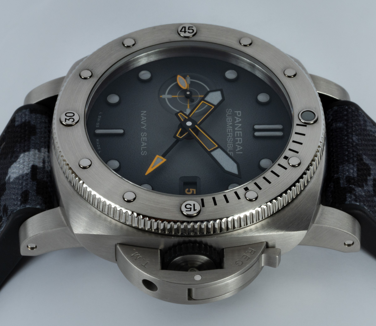 Panerai - Submersible GMT Navy Seals : PAM 1323 : SOLD OUT : degrade ...